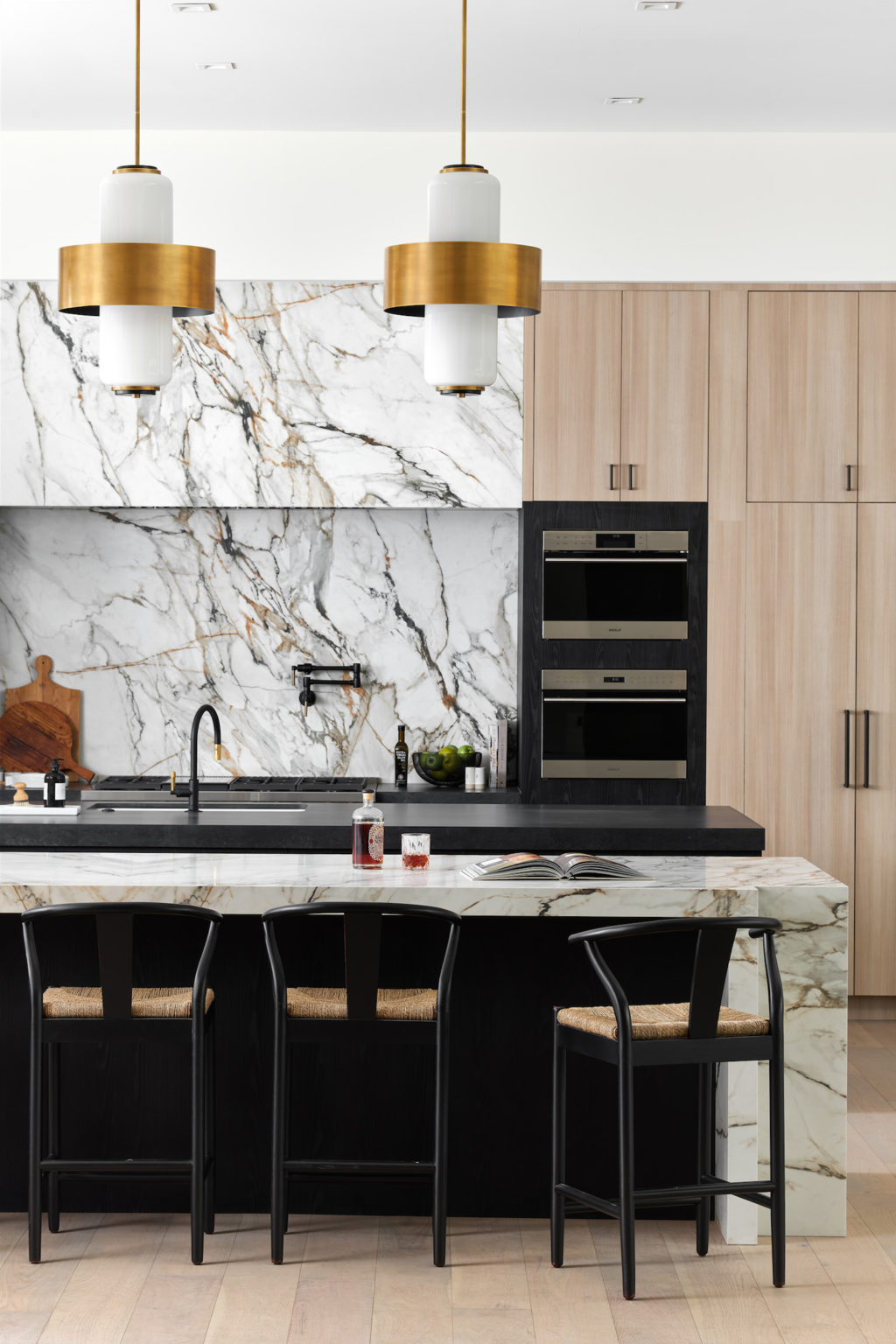 Stunning Marble Slabs Set the Tone in This Contemporary Arizona Home ...