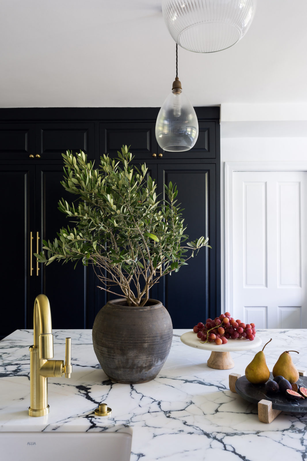 Show-Stopping Countertops Add Abundant Texture to this Cheviot Hills ...