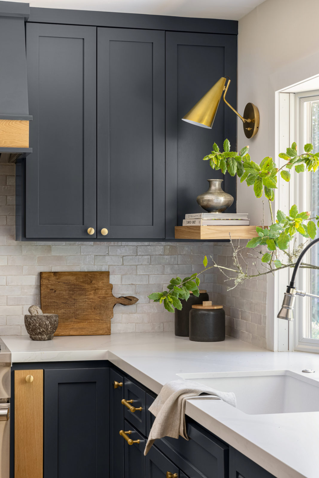 Flowing Travertine Floors Set the Tone in This Modern Mid-Century Home ...