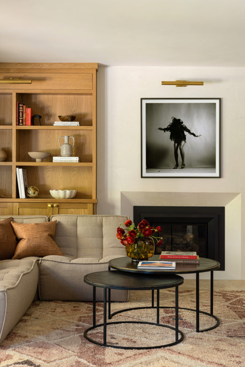 Flowing Travertine Floors Set the Tone in This Modern Mid-Century Home ...