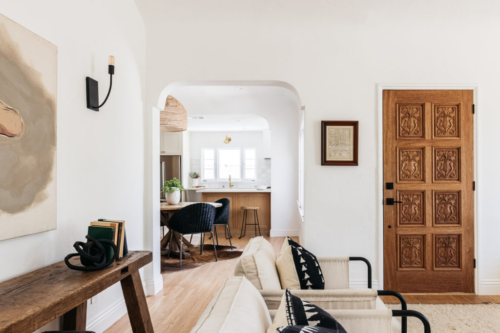 Vintage Pieces & Modern Accents Bring Life To This Cool and Casual Home ...