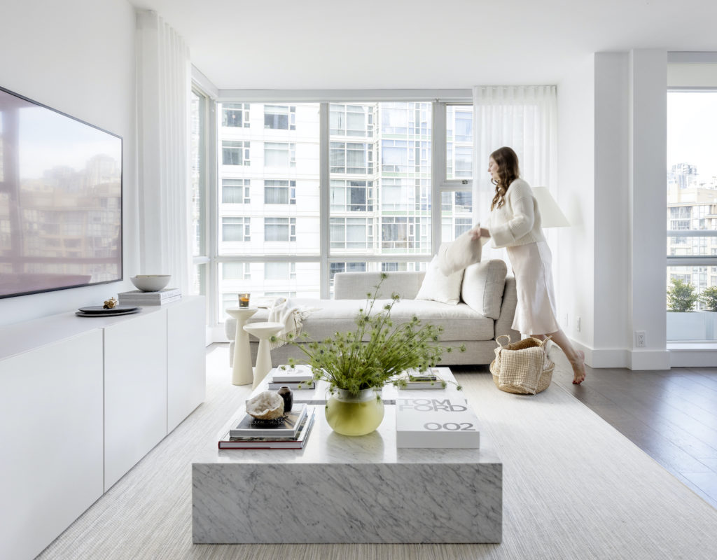 Epic Views Create a Stunning Backdrop for This Sumptuous Vancouver ...