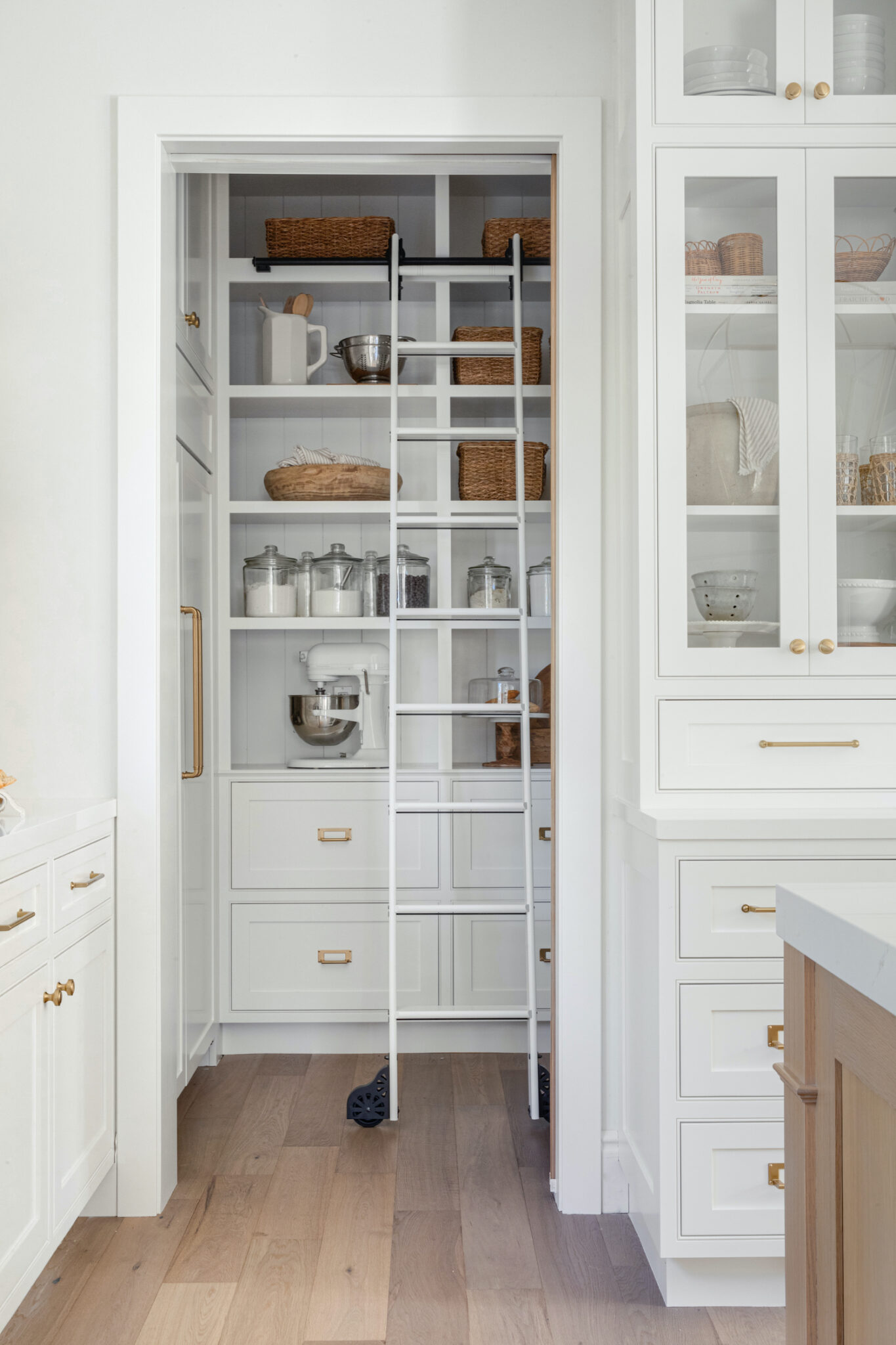 This Rancho Santa Fe Kitchen Has No Refrigerator, and It’s Entirely on ...