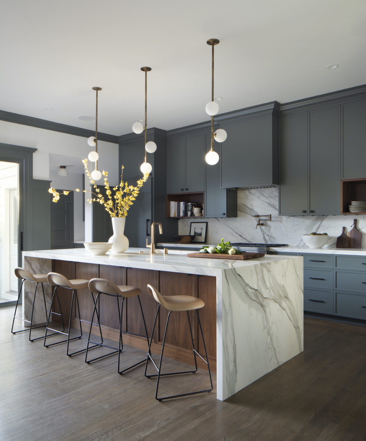 Edwardian Details Are Preserved and Highlighted in This Modern Makeover ...