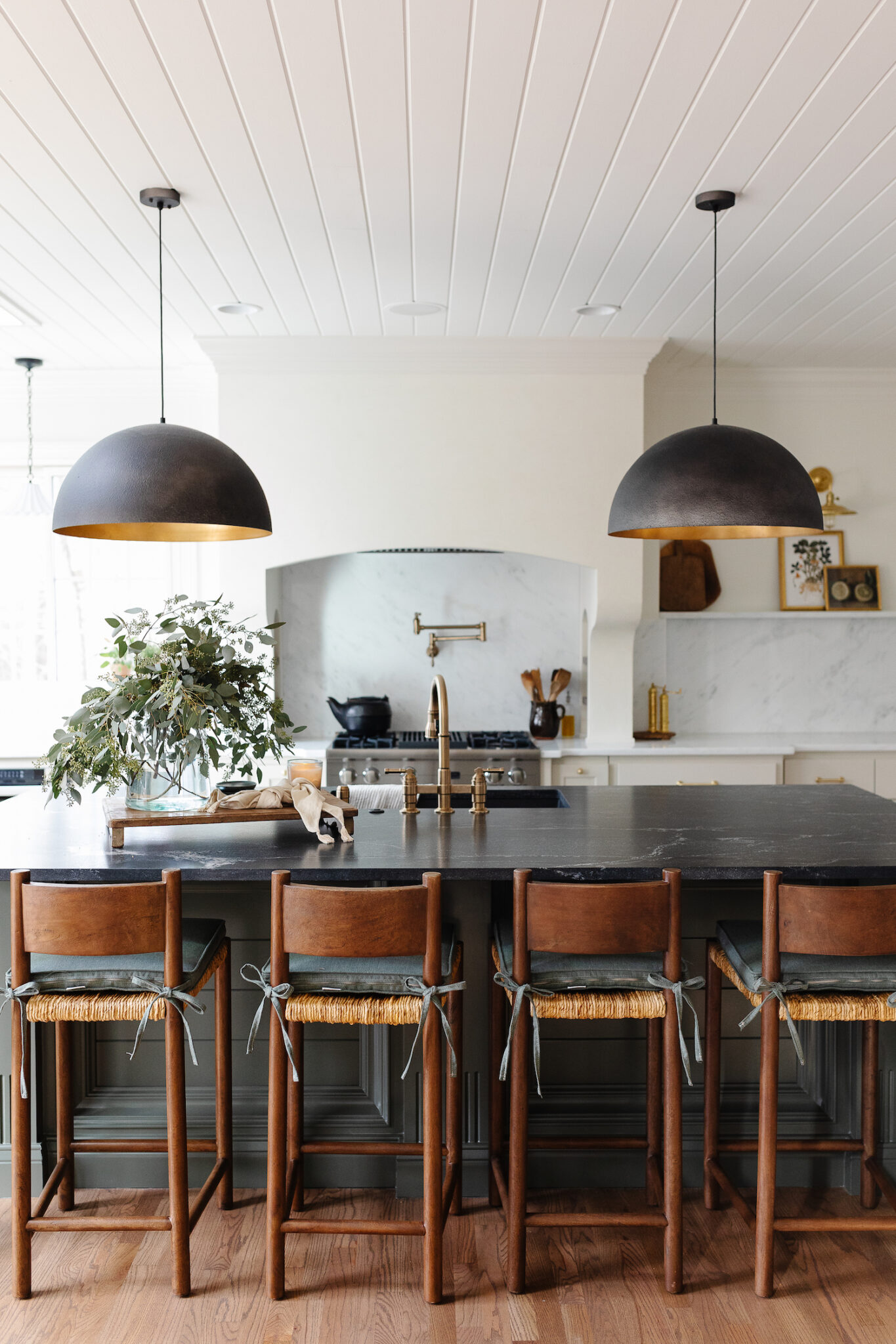 See the Bewitching Effect of Contrasting Counters in a Georgia Kitchen ...