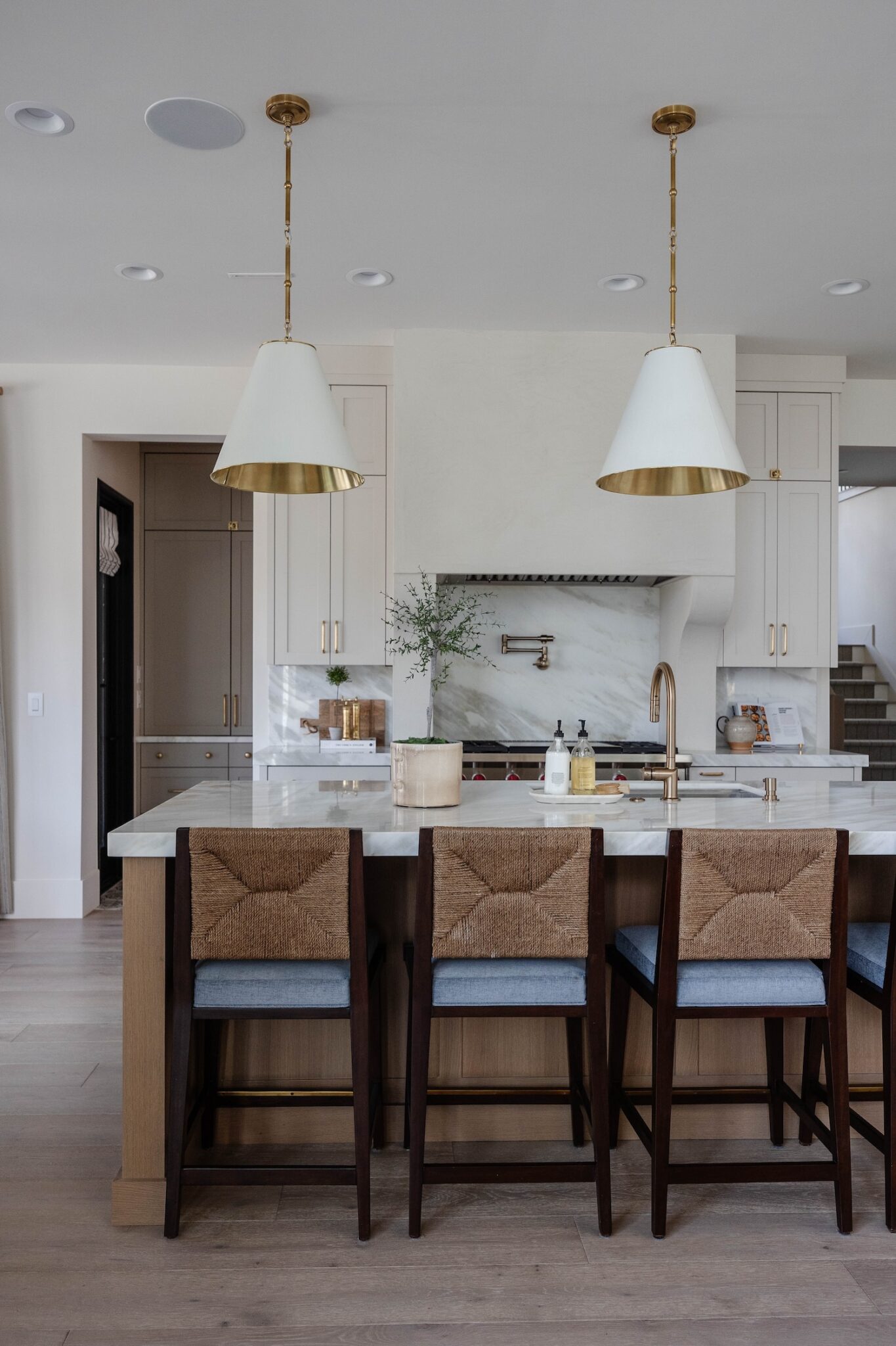 Organic Touches Bring Warmth to This Bright and Elegant Mountain Home ...
