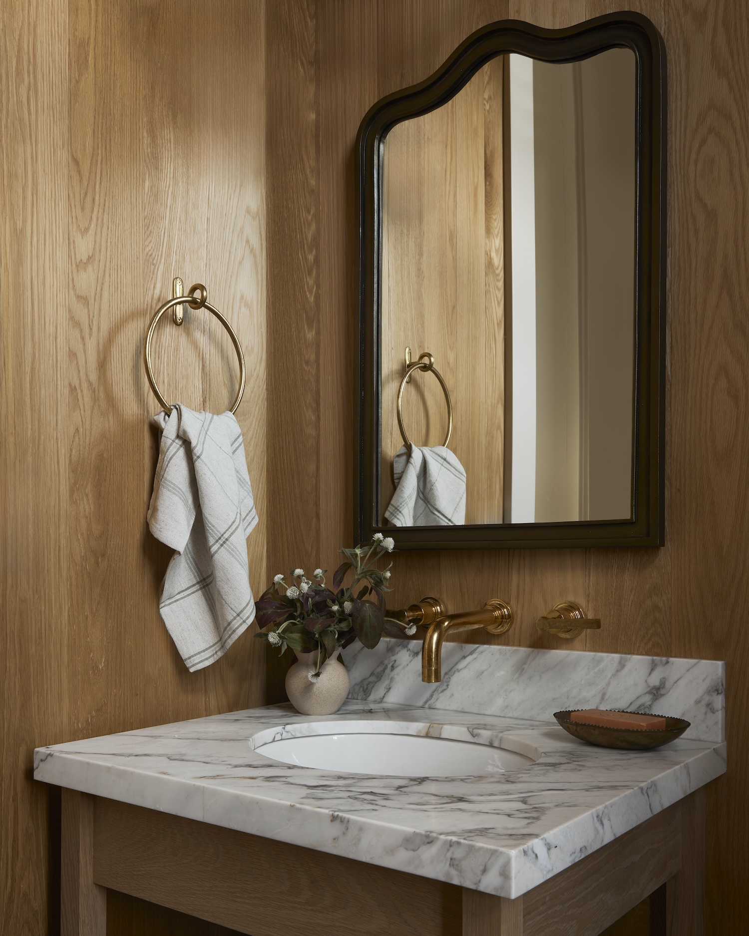 Ashley Montgomery’s Thoughtful Approach to Warm Modern Family Living ...